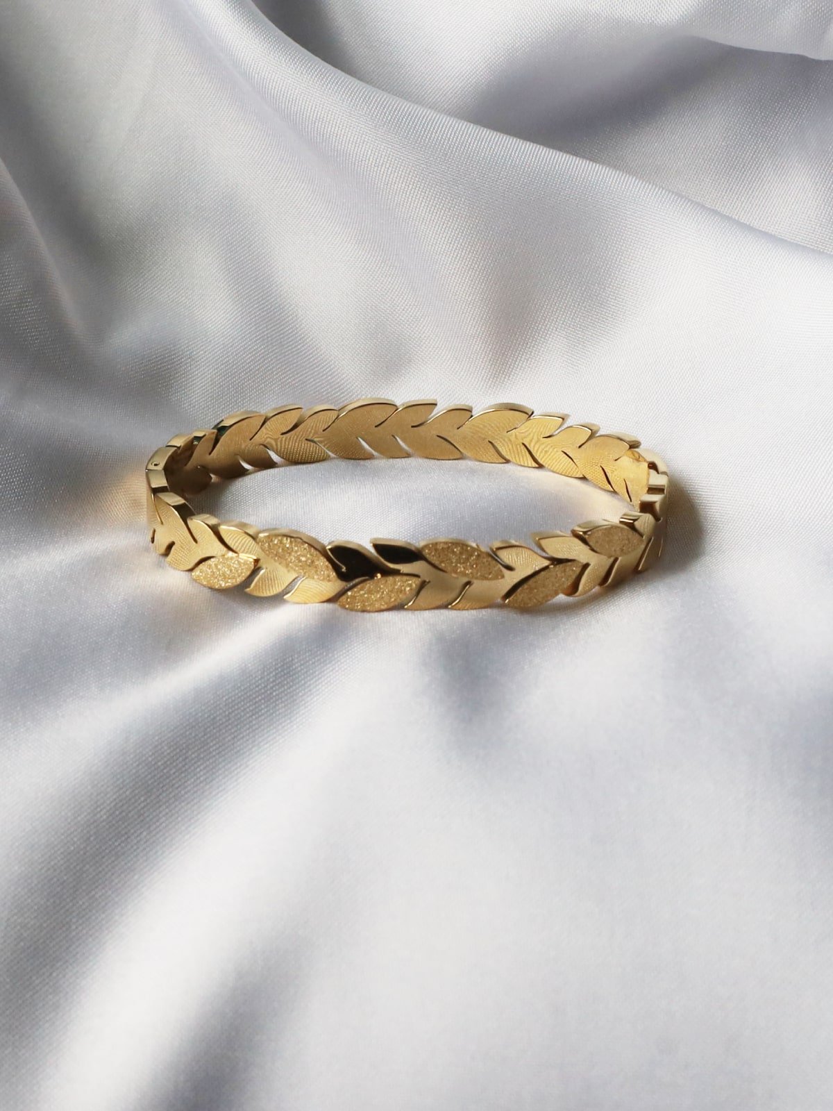 Gold-Plated leaf-Pattern Stainless Steel Bangle